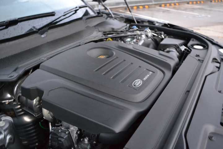 Land Rover Discovery 2018 review: S | CarsGuide