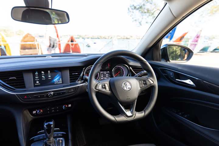 Holden Commodore RS liftback 2018 review | CarsGuide