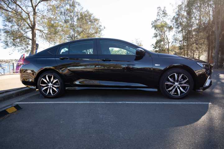 Holden Commodore RS liftback 2018 review | CarsGuide