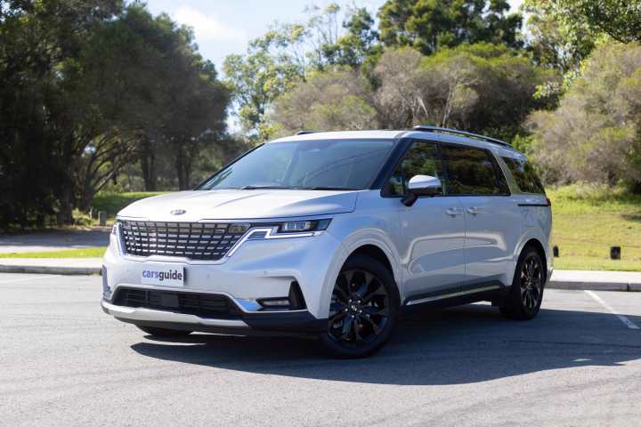 People Movers Review: Kia Carnival vs VW Multivan - We Compare Two of ...