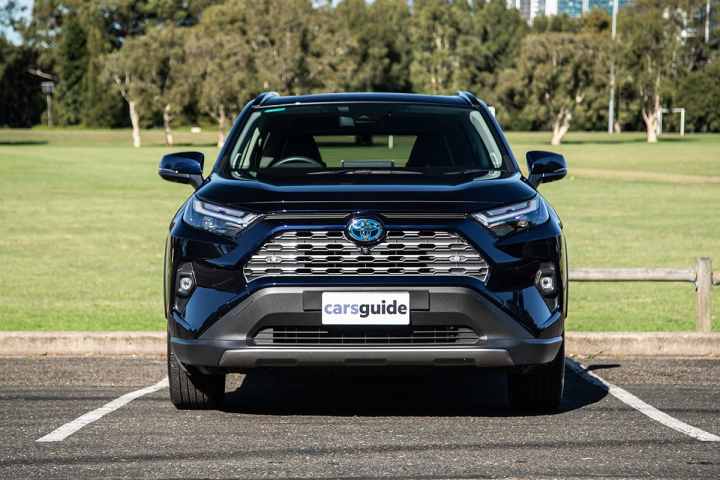 Toyota RAV4 Hybrid Cruiser vs Mitsubishi Outlander PHEV Exceed vs ...