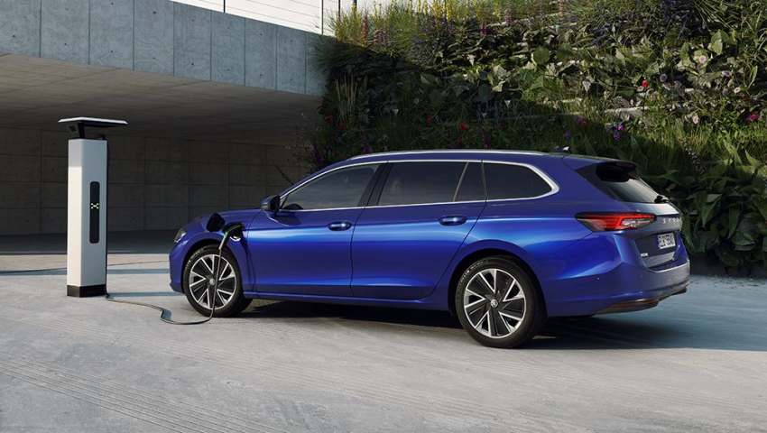 Smooth operator! 2025 Skoda Superb breaks cover to keep the large sedan flame alive - Car News ...