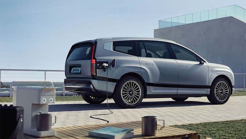 Will Hyundai's monster electric car work at this price? 2025 Hyundai ...