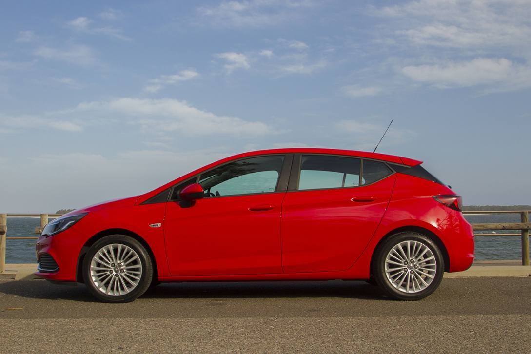 Holden Astra 2018 review: R+ hatch | CarsGuide
