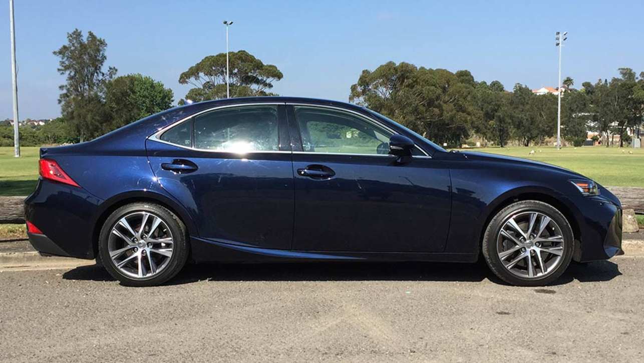 Lexus IS200t Luxury 2017 review | CarsGuide