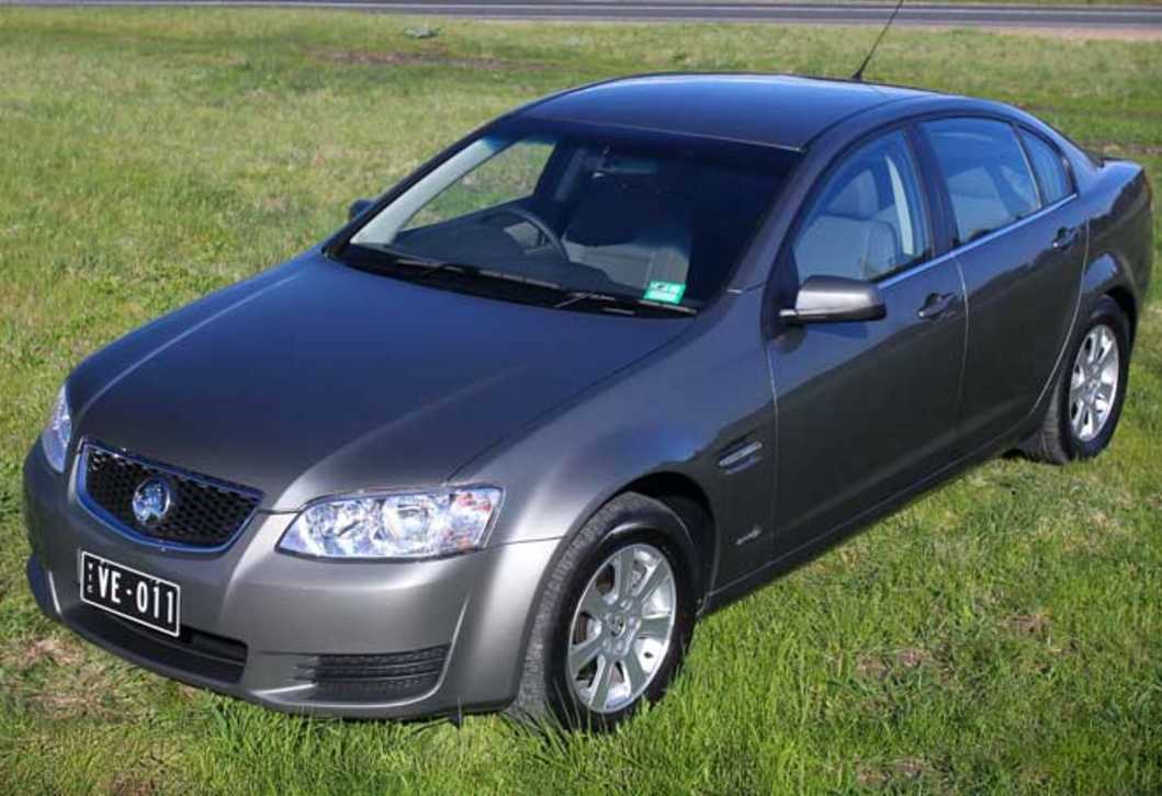 Holden Commodore VEII vs Ford Falcon 2010 | CarsGuide
