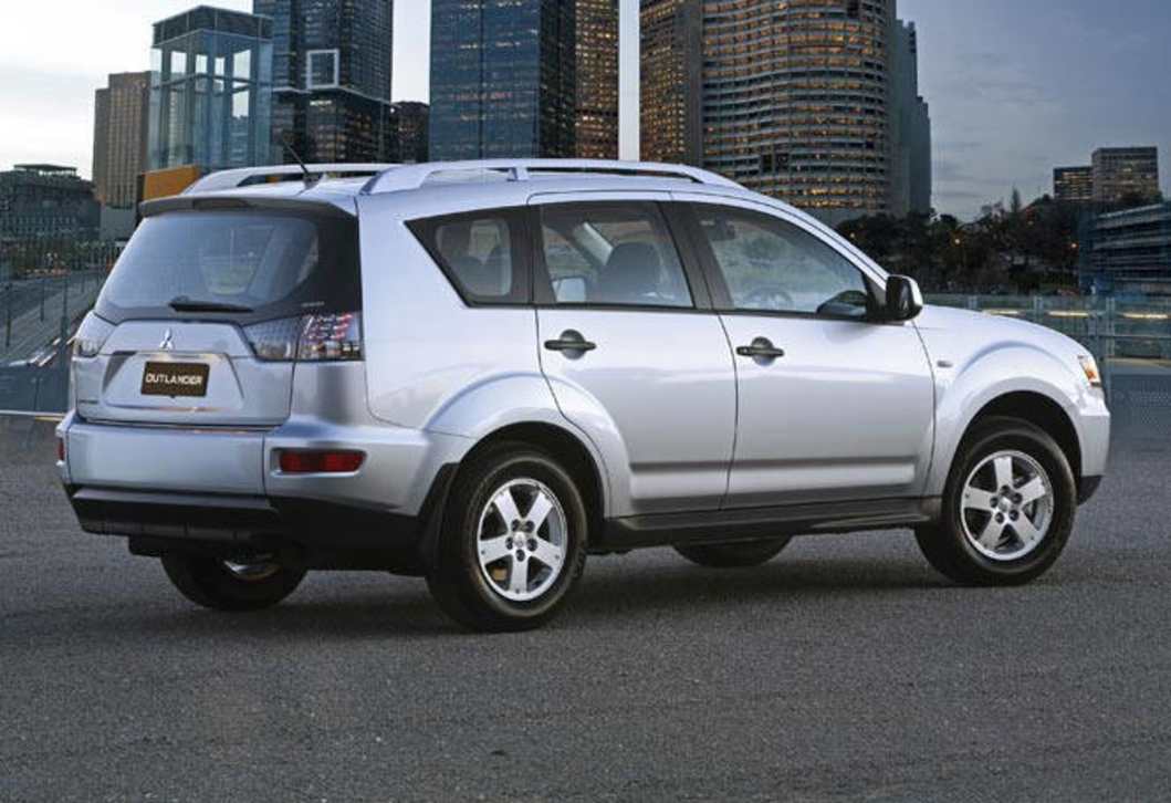 Mitsubishi Triton and Outlander 2009 Review | CarsGuide