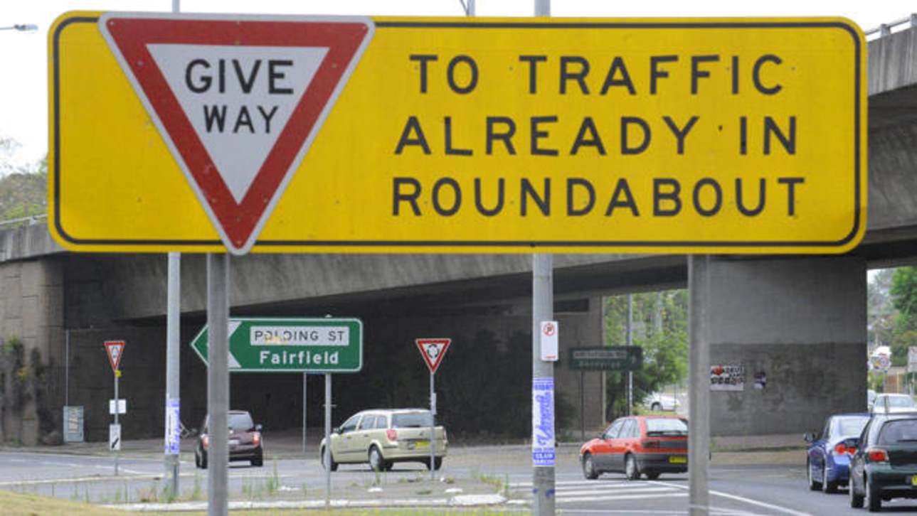 Simple guide to roundabout rules - Car News | CarsGuide