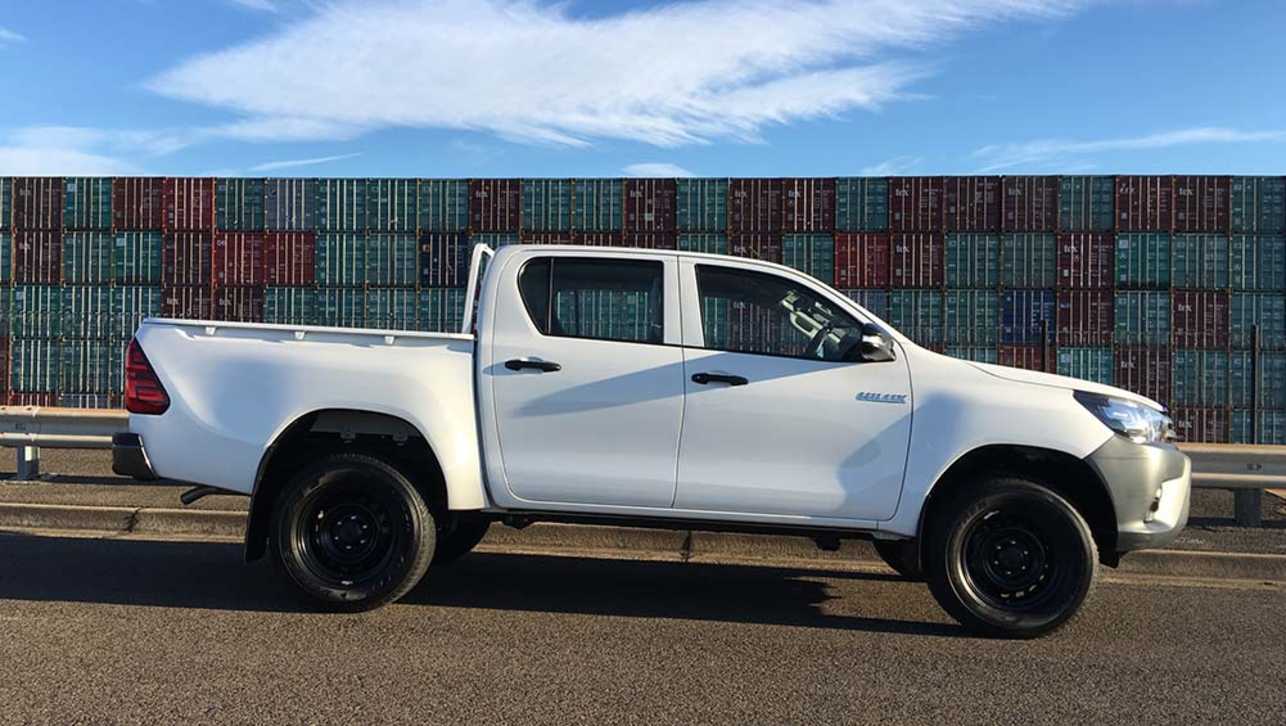 Toyota HiLux Workmate 4x4 auto dual cab 2016 review | CarsGuide