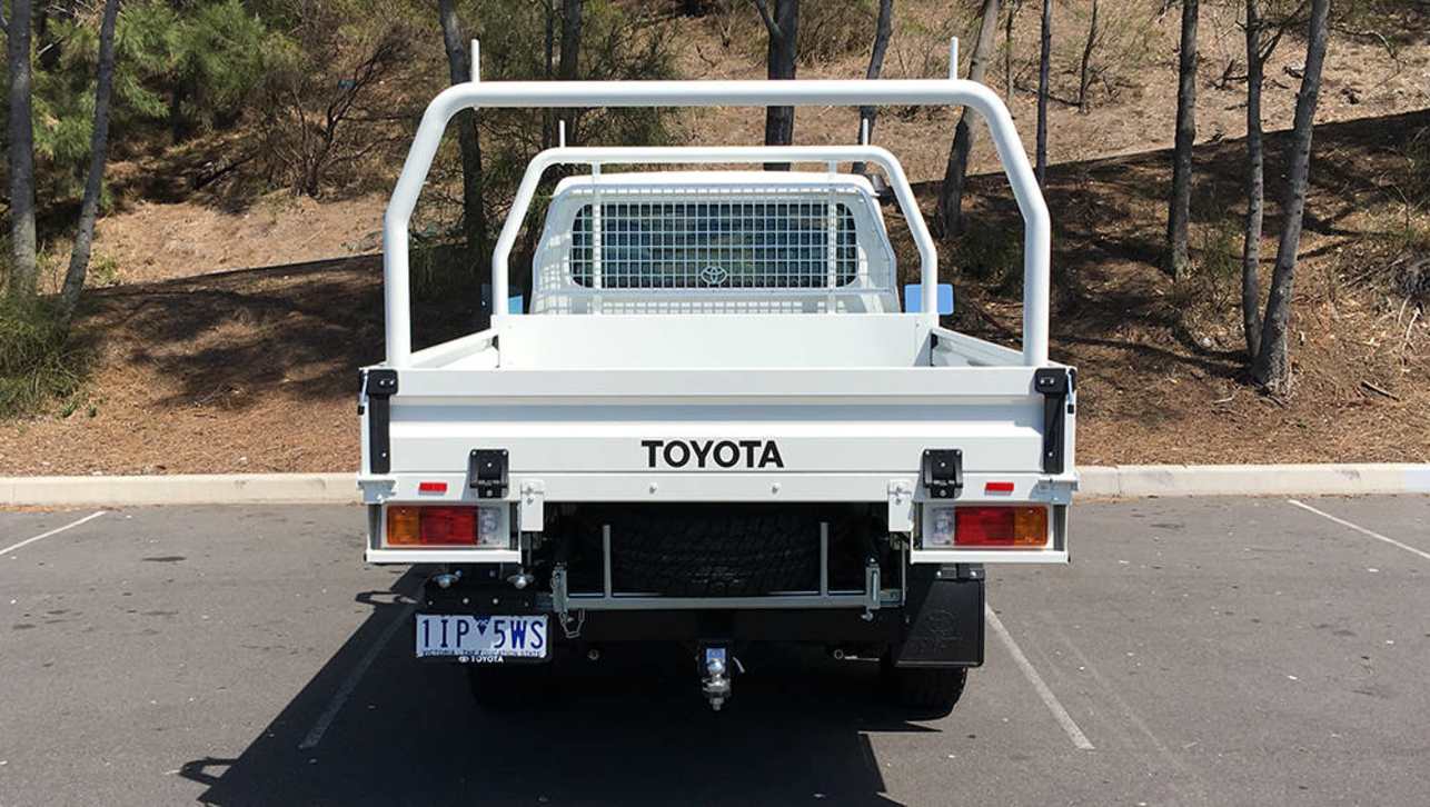 Toyota Land Cruiser GX single cab 2017 review | CarsGuide