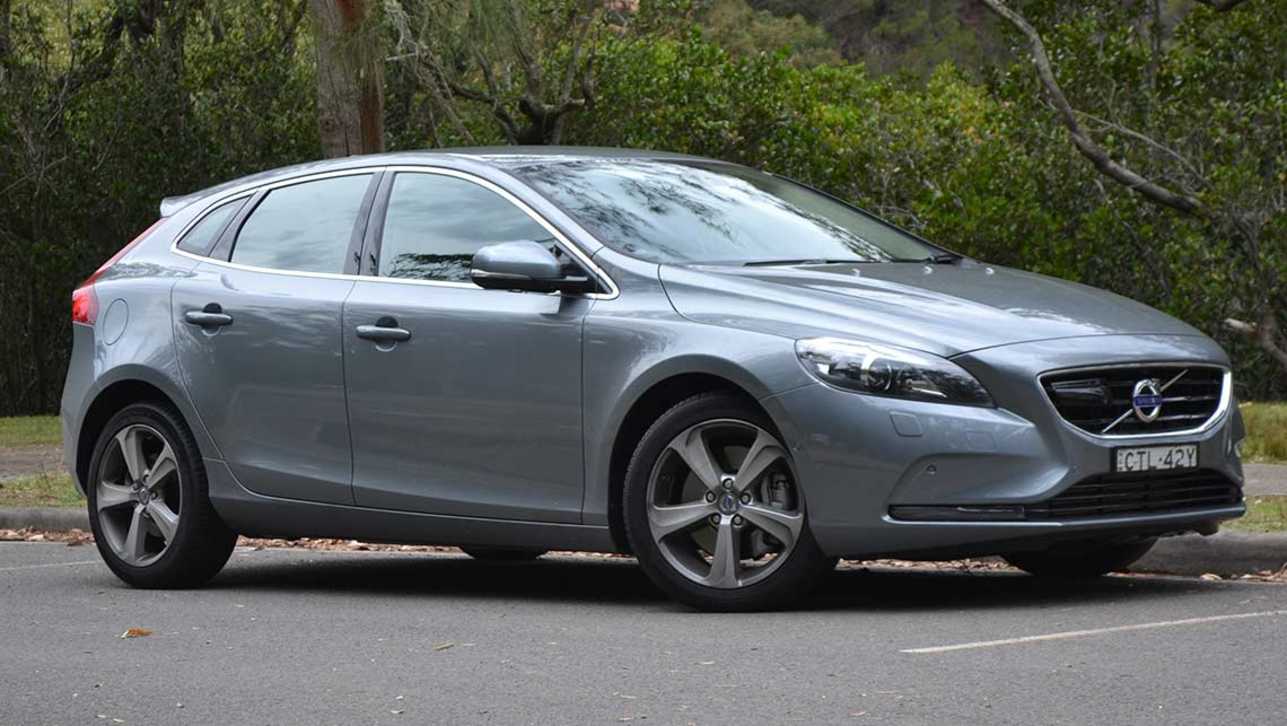 Volvo V40 D4 Luxury 2015 review | CarsGuide