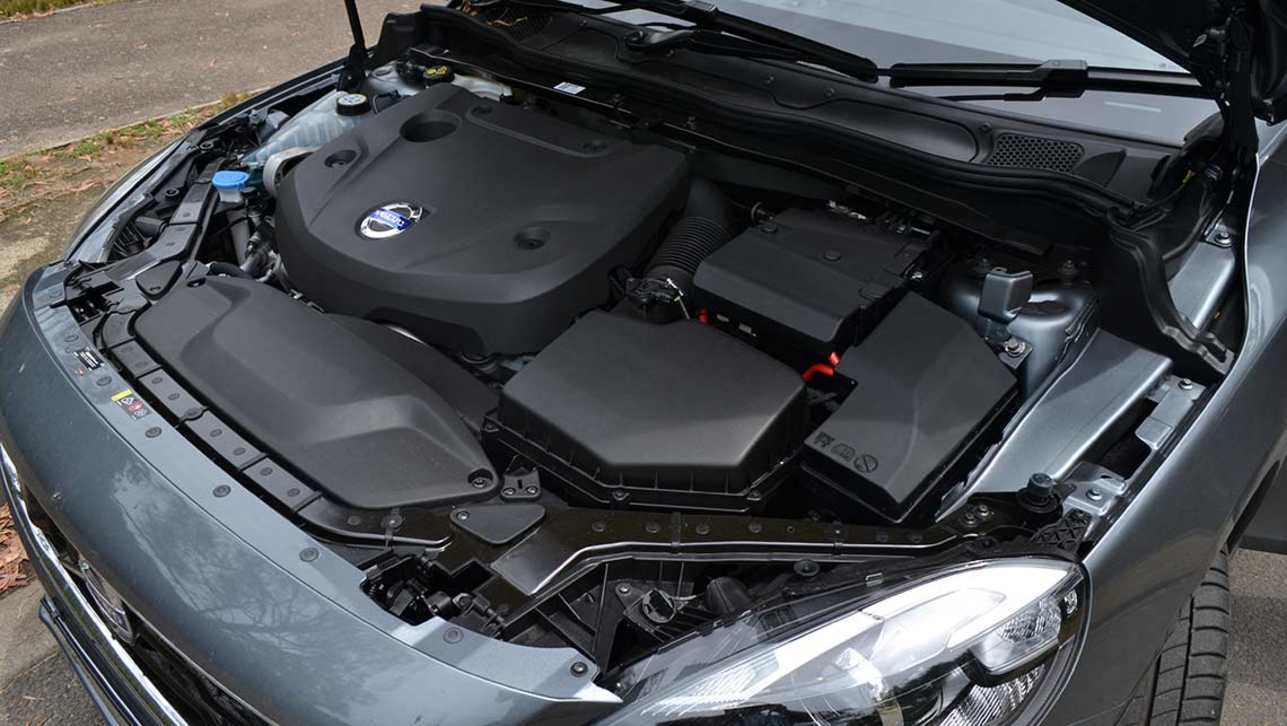 Volvo V40 D4 Luxury 2015 review | CarsGuide