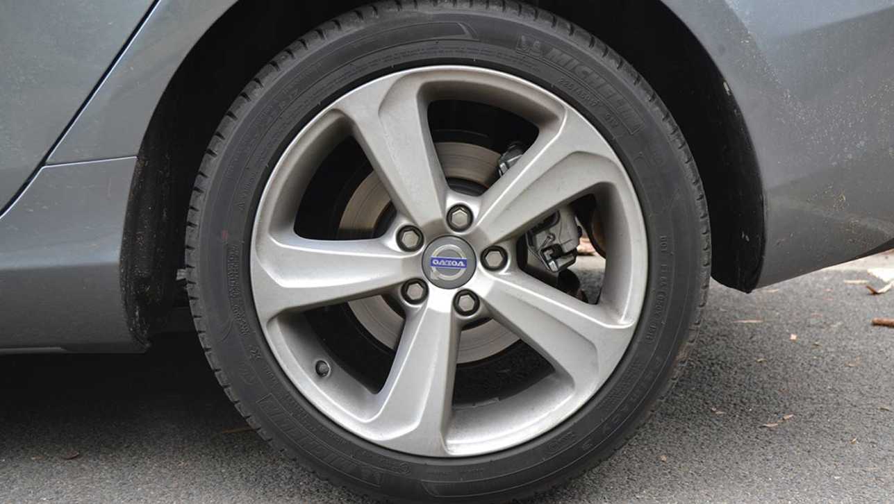 Volvo V40 D4 Luxury 2015 review | CarsGuide