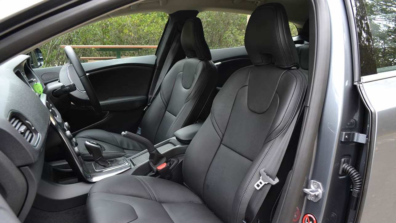 Volvo V40 D4 Luxury 2015 review | CarsGuide