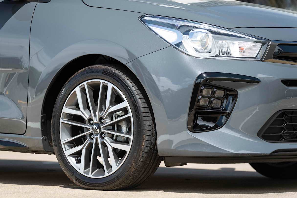 Best Light Car: Suzuki Swift vs Toyota Yaris vs Kia Rio Comparison ...