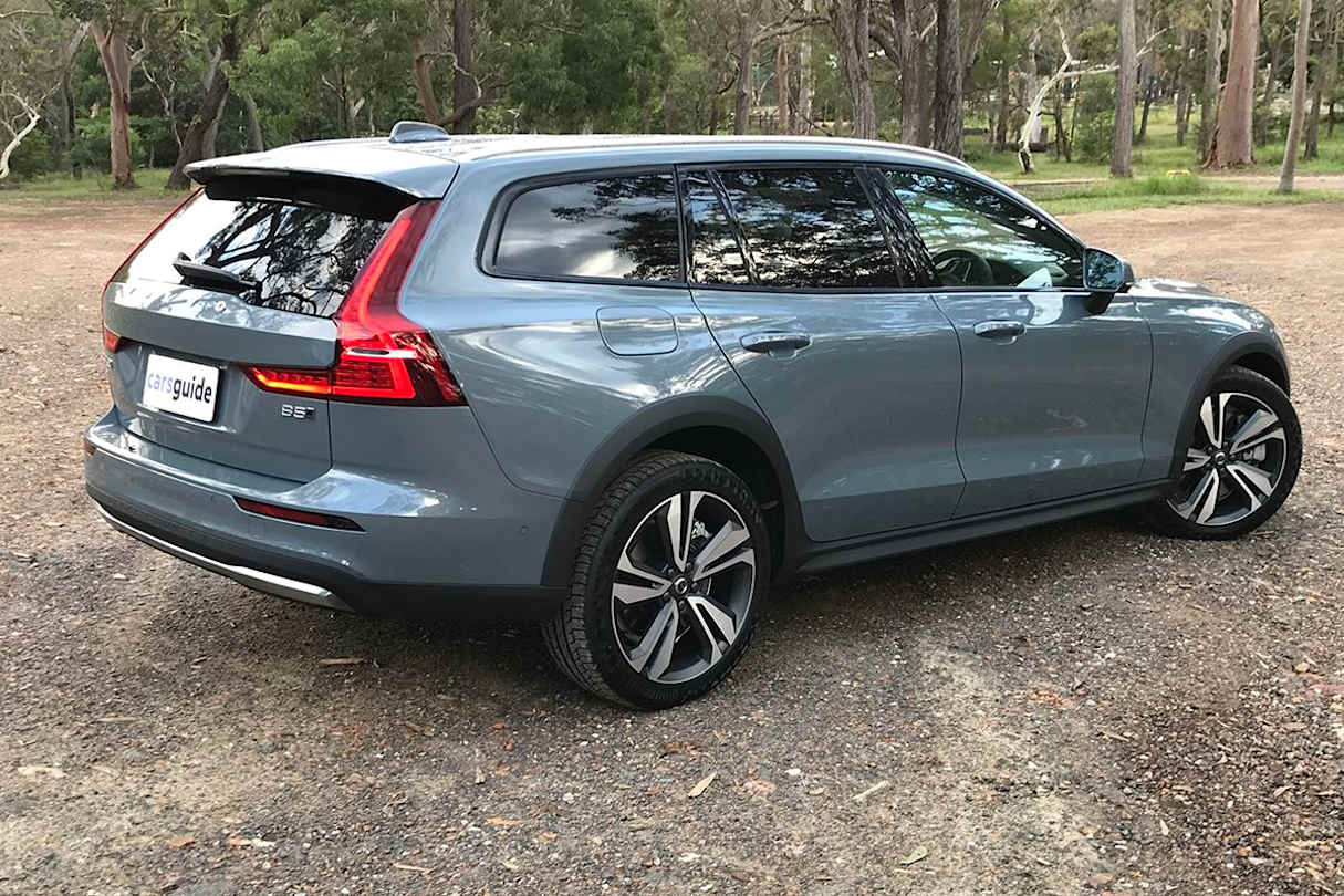 Volvo V60 Cross Country 2023 review: Ultimate B5 - Premium AWD five ...