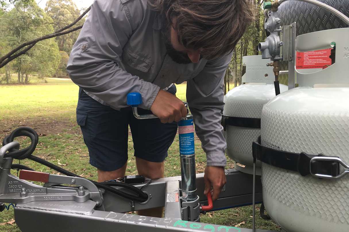 Towing: How to hitch and unhitch a trailer | CarsGuide