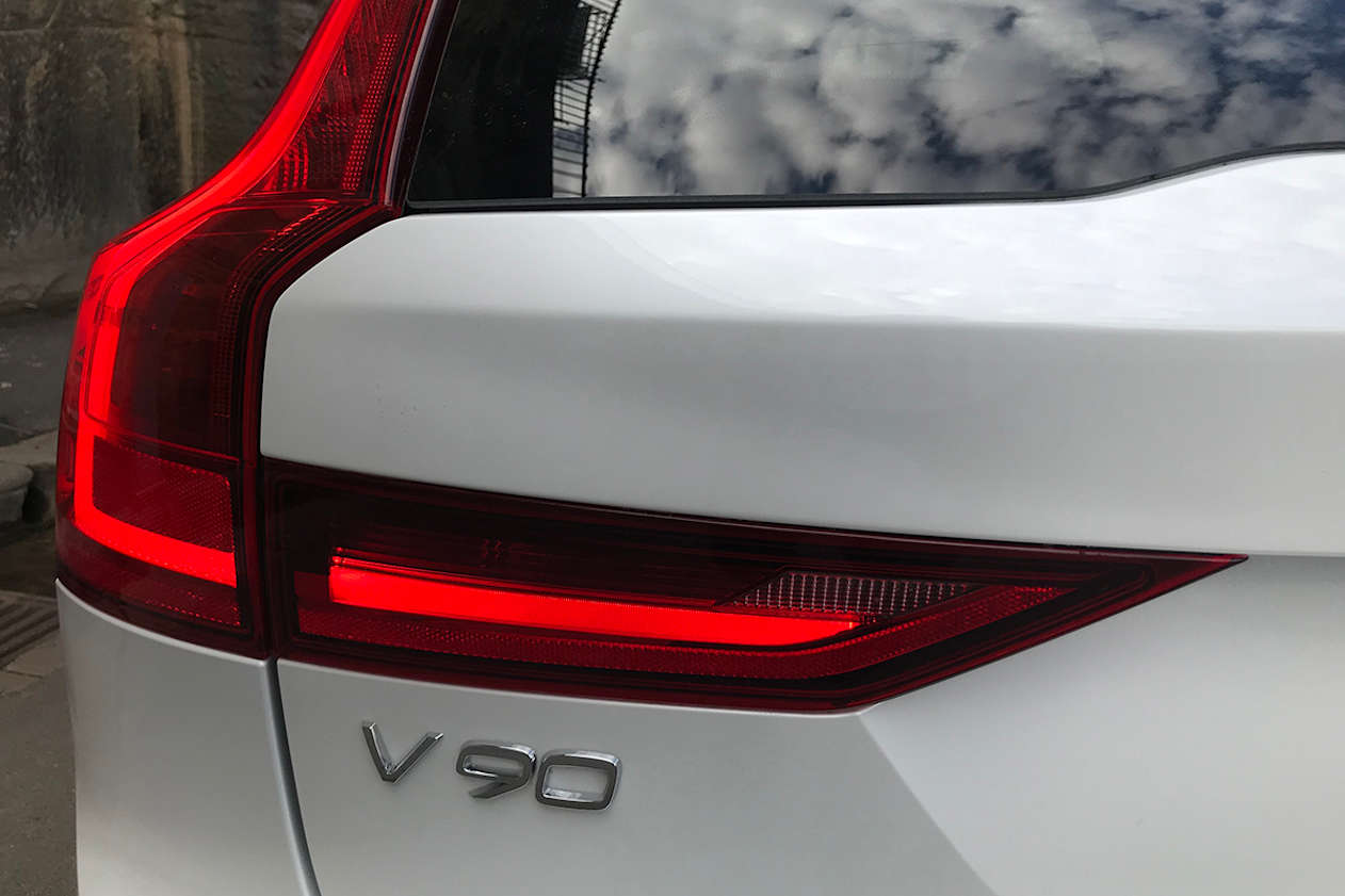 Volvo V90 Cross Country 2020 review | CarsGuide