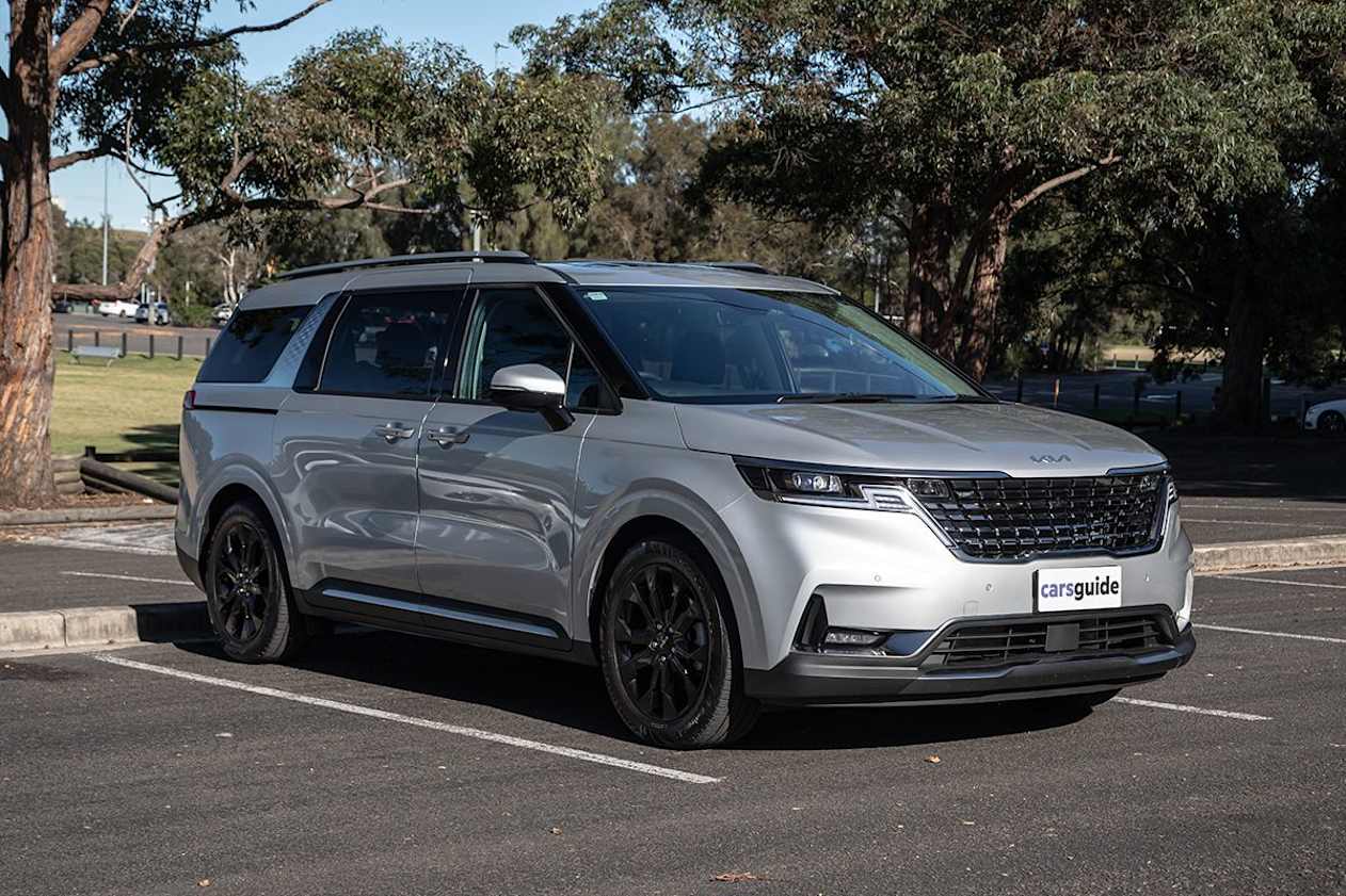 Hyundai Palisade Highlander petrol vs Kia Carnival Platinum petrol vs ...