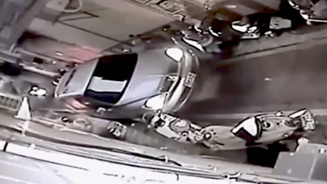 Bad driver's tight squeeze | video - Car News | CarsGuide