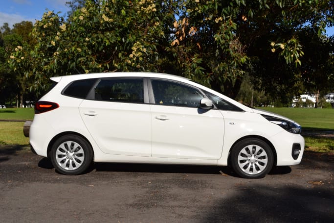 Kia Rondo S 2017 review | CarsGuide