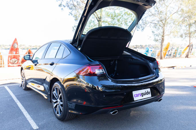 Holden Commodore RS liftback 2018 review | CarsGuide