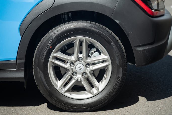 Hyundai Kona vs Mazda CX-3 Maxx Sport vs Kia Stonic Sport - Light/Small ...