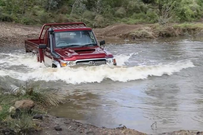 How to drive through water with your SUV | CarsGuide