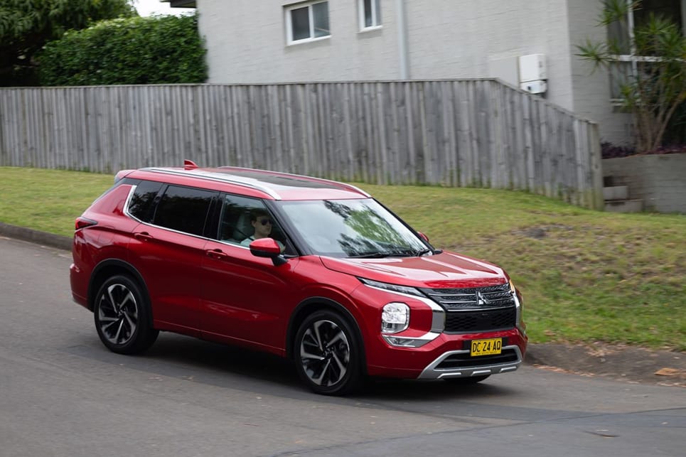 Kia Sportage vs Mitsubishi Outlander vs Subaru Forester vs Hyundai ...