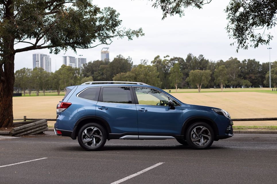 Kia Sportage vs Mitsubishi Outlander vs Subaru Forester vs Hyundai ...