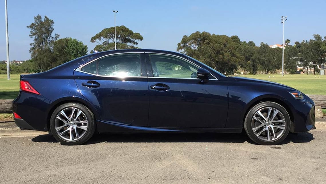 Lexus IS200t Luxury 2017 review | CarsGuide