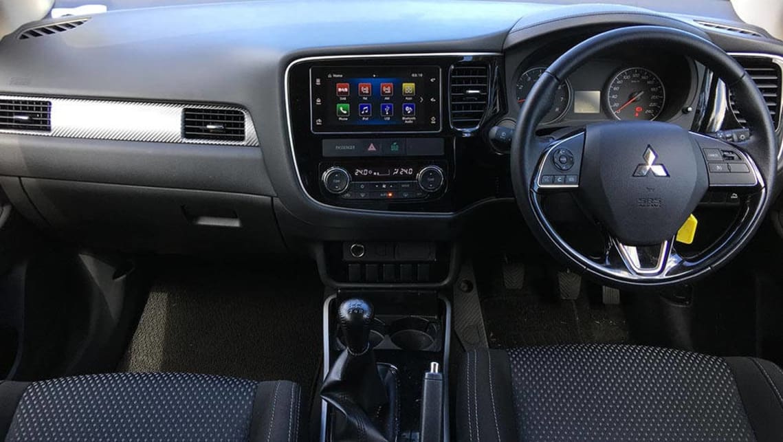 Mitsubishi Outlander 2017 review | CarsGuide