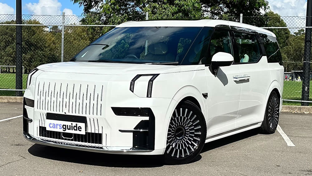 Zeekr 009 Electric 2025 review - Track drive – Fast, luxurious EV ...