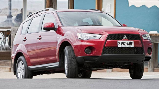 Mitsubishi Outlander LS 2WD 2010 review | CarsGuide